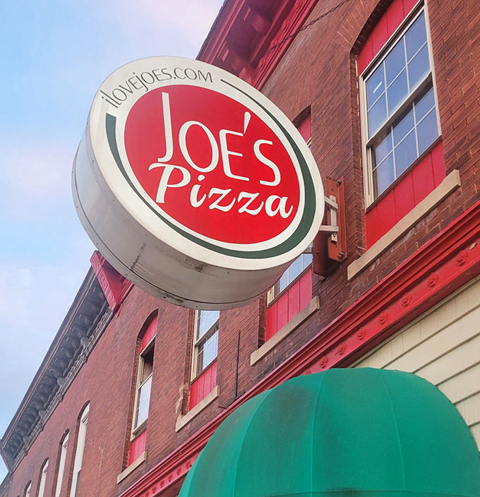 The sign that's guided hungry travelers for years &ndash; a beacon of hope for pizza lovers passing through Paris.