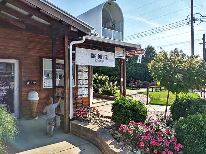 More proof that sometimes the best dining rooms are actually outdoors, surrounded by flowers and filled with the sound of happy customers.