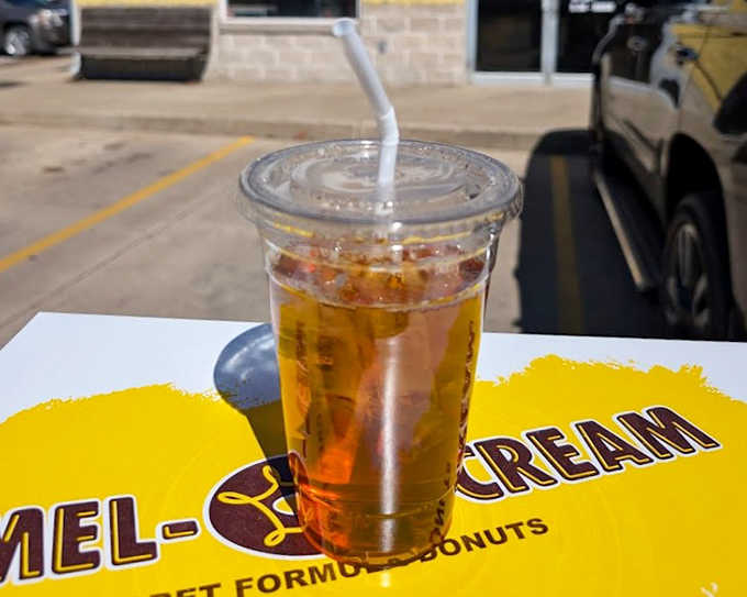 Even the iced tea comes with a side of sunshine at Mel-O-Cream, where every detail supports the main event: those legendary donuts worth driving miles for.