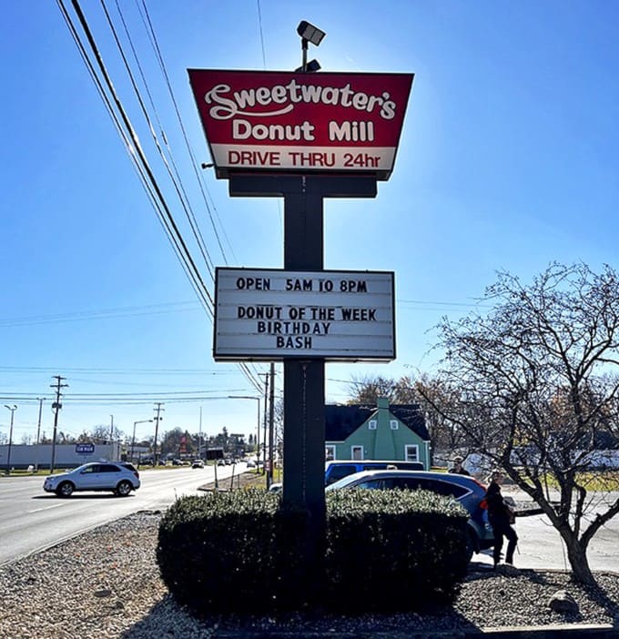 That vintage sign has been guiding donut pilgrims to salvation for years, a beacon of hope for anyone craving something extraordinary.