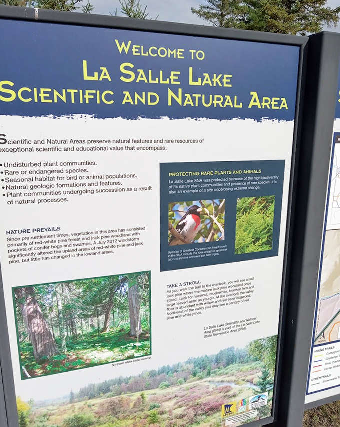 Knowledge is power! This informative sign reveals the secrets of La Salle's ecosystem, turning casual visitors into temporary naturalists.
