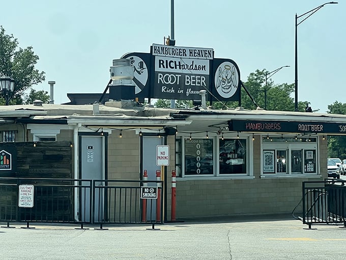 The unmistakable sign that's guided hungry travelers to root beer paradise for decades.