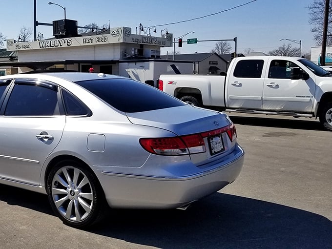 A street view of Wally's &ndash; an unassuming landmark that's become a culinary destination for burger enthusiasts throughout Illinois.