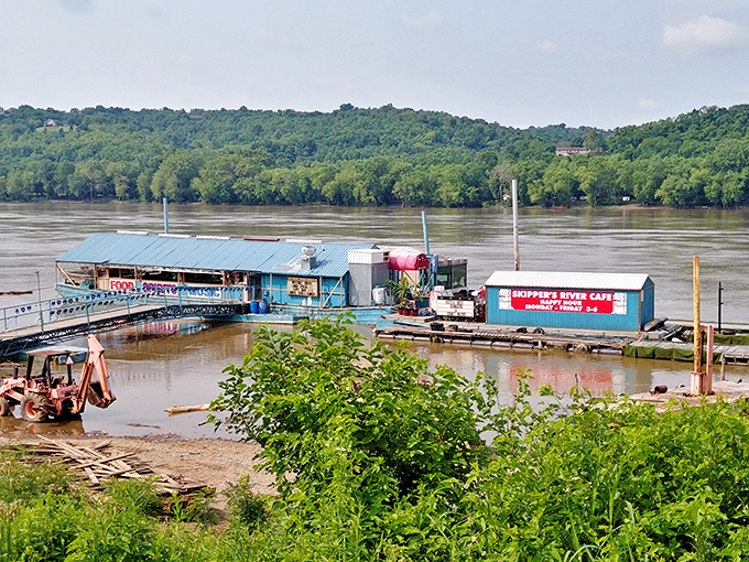 Skipper's River Cafe floats right on the Ohio, serving up catfish and conversation with equal aplomb &ndash; dining doesn't get more waterfront than this!