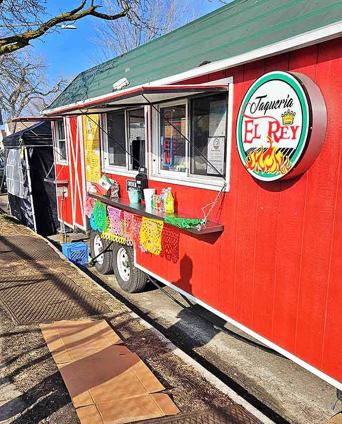 When a food truck looks this inviting, you know the food inside is going to deliver on that promise.