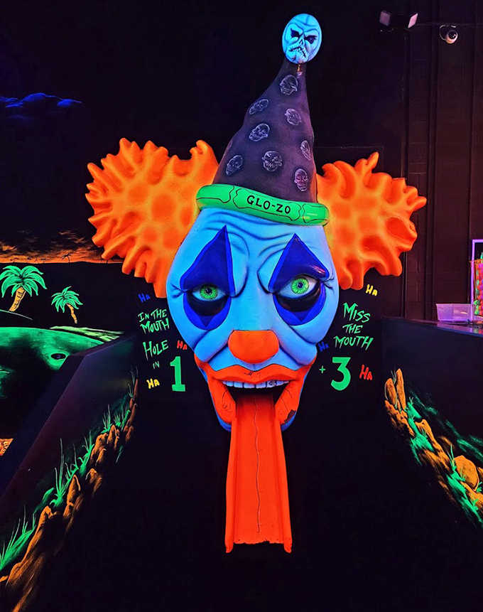 This grinning clown isn't just decoration&mdash;he's keeping score! His glowing tongue marks the path between holes 1 and 3.