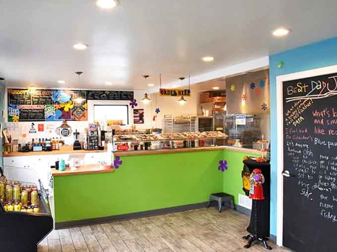 Step inside and the turquoise walls, flower accents, and hippie d&eacute;cor transport you to a sweeter, more groovy era where calories don't count and joy comes glazed.