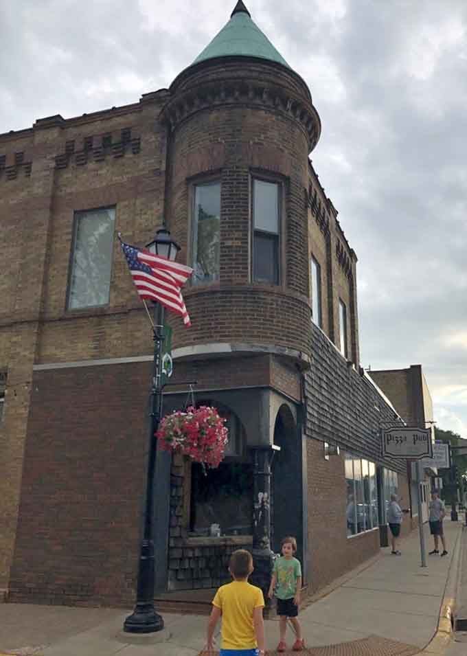 That turret makes you wonder if Rapunzel might let down her hair, but inside you'll find pizza instead of fairy tales.