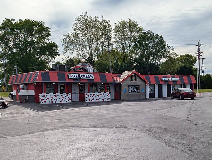 With its classic ice cream sign and checkerboard pattern, Speedtrap Diner looks like it was plucked straight from a 1950s postcard.