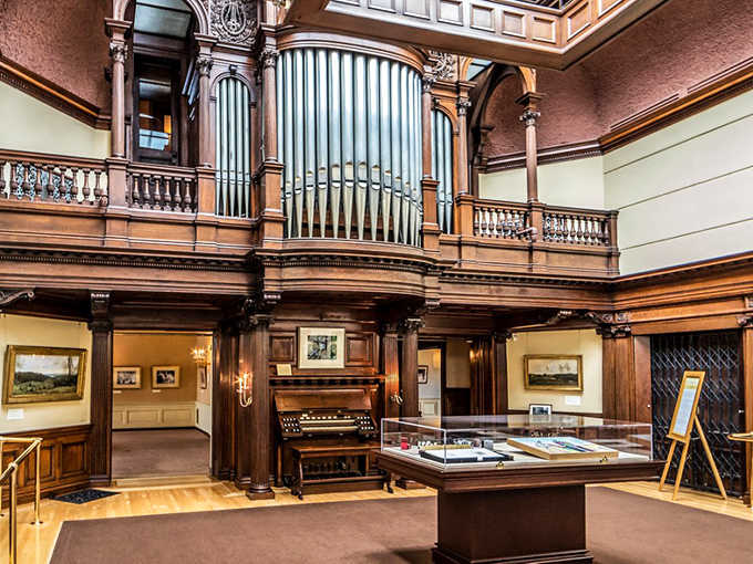 A pipe organ that would make Bach weep with joy. Perfect acoustics for announcing "dinner is served" with unnecessary drama.