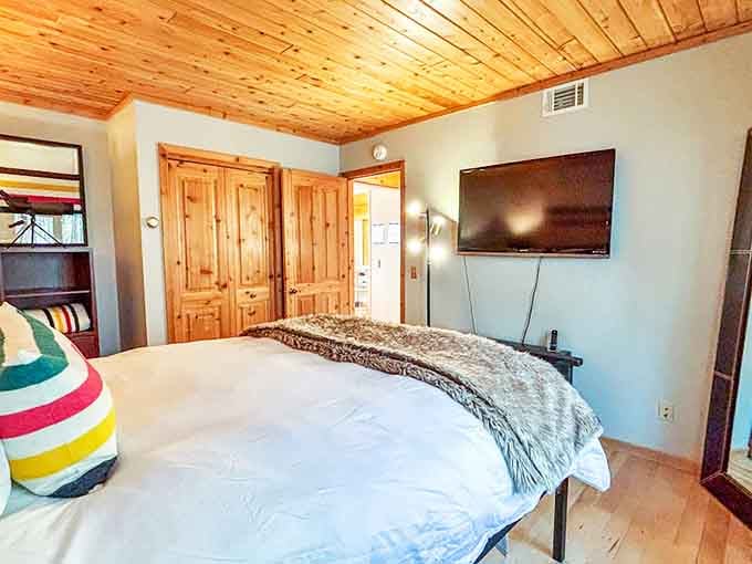 This second bedroom proves that wilderness retreats don't have to skimp on comfort or style.