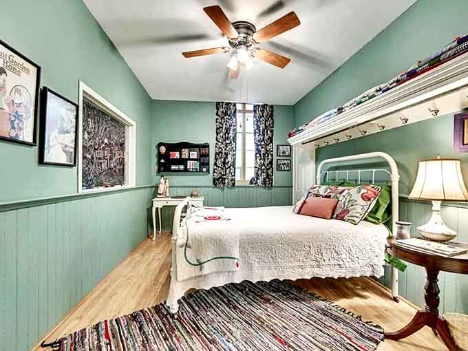 Mint-green serenity in this bedroom &ndash; like sleeping inside a refreshing breath mint, but infinitely more comfortable.