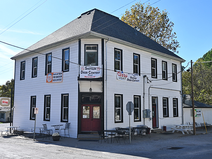 Hank & Lilly's Creekside offers simple pleasures in a white clapboard setting &ndash; where locals gather and visitors become friends over coffee.