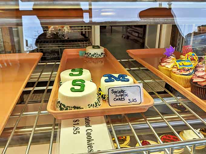 These bite-sized celebrations feature Michigan State's green and white, proving school spirit tastes even better with buttercream.ni cakes