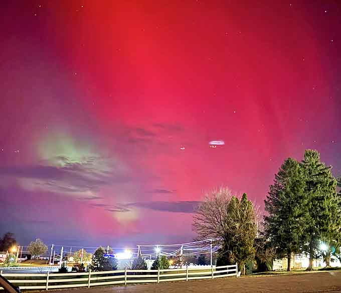 The northern lights painting Ohio's sky like a cosmic artist gone wild. Mother Nature showing off her psychedelic side – no special effects department needed!
