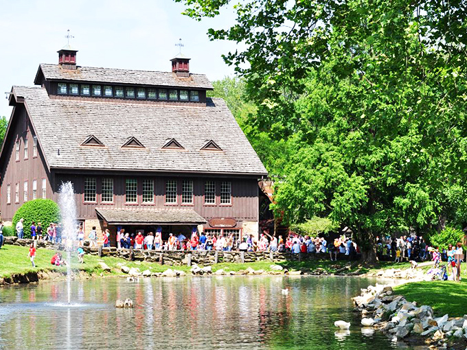 Families gather by the serene pond, proving that some attractions can please both nature lovers and sweet tooths simultaneously.