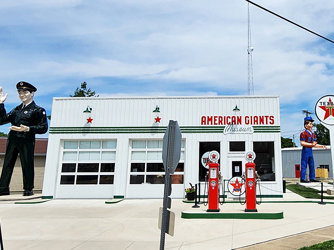 These gentle giants stand guard outside the American Giants Museum, reminding us of the golden age of quirky roadside advertising.