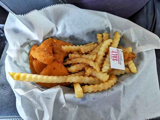 Golden, crispy crinkle-cut fries and fried mac and cheese bites – proof that the side dishes at Hi-Lite deserve just as much attention as the mains.
