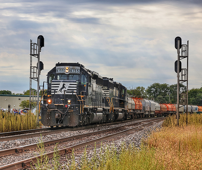 This mighty CSX freight train demonstrates American industrial power in motion, hauling goods across the continent.