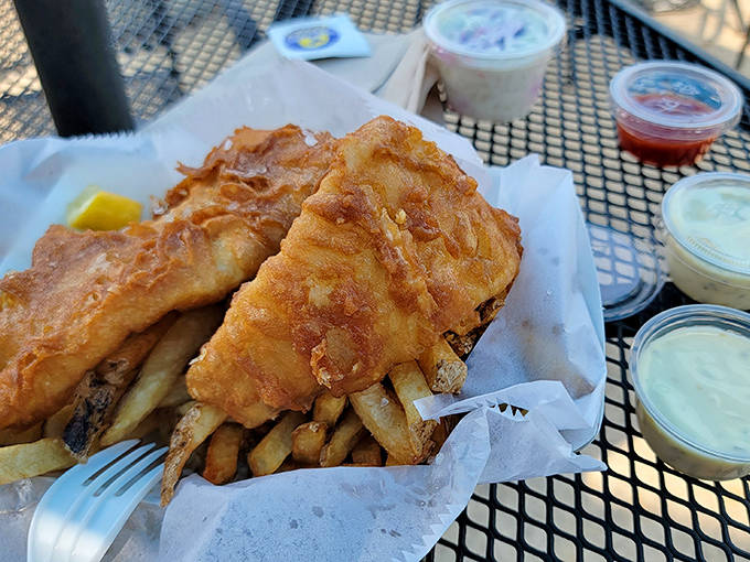 Each basket comes with a wedge of lemon&mdash;that bright acidic note that cuts through richness and elevates every bite to seafood perfection.