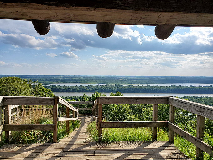 Mother Nature's balcony &ndash; this wooden overlook frames the mighty Mississippi like a living masterpiece worth contemplating for hours.