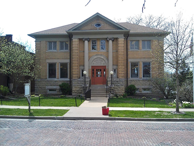 The Mount Carroll Public Library proves that temples of learning don't need to be intimidating to be impressive.