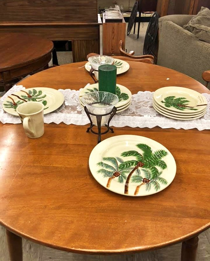 This charming palm tree dinnerware set practically screams "tropical dinner party" &ndash; just add margaritas and Jimmy Buffett tunes!