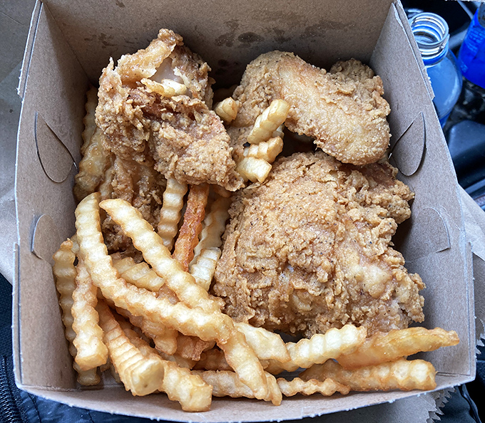 Crispy meets juicy in perfect harmony – each piece of Fast Eddie's chicken delivers that satisfying crunch that true fried chicken aficionados live for.