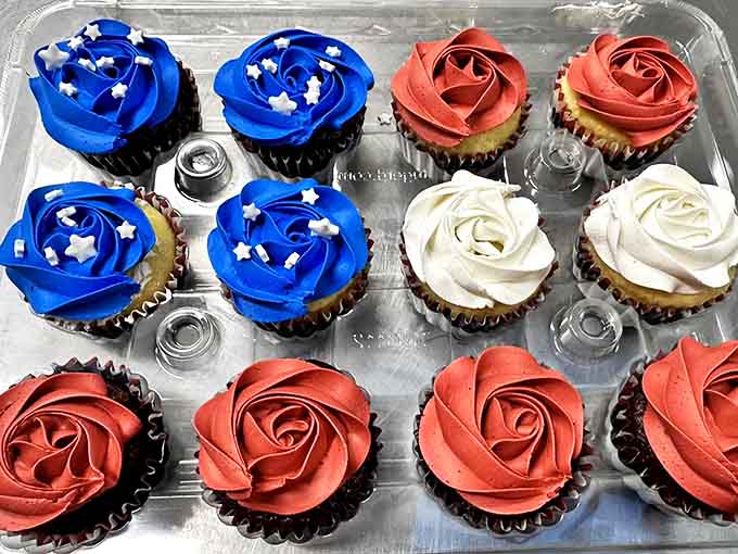 Patriotic cupcakes with frosting swirled into perfect roses prove that bakery skills and national pride can coexist deliciously.