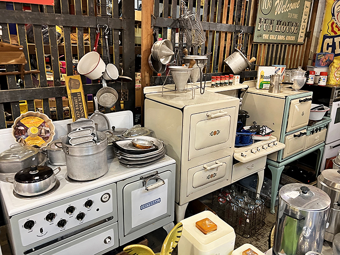 A pristine vintage kitchen setup that makes modern appliances look boring &ndash; they really don't make them like this anymore.