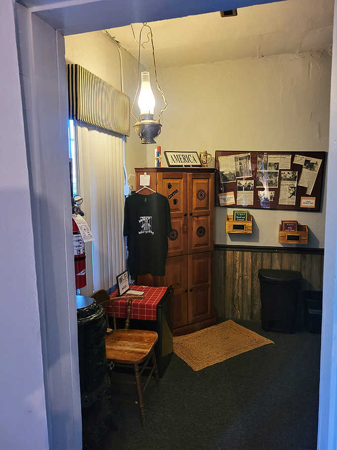 Vintage touches like oil lamps and period-appropriate decor transport guests back to the early 20th century without sacrificing modern comforts.