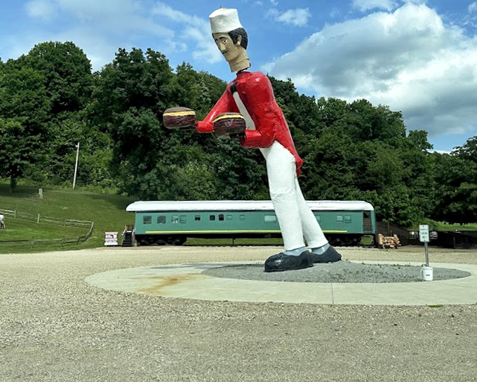 This giant nodding figure stands tall against the Ohio sky, forever offering refreshments with a perpetually bobbling head.