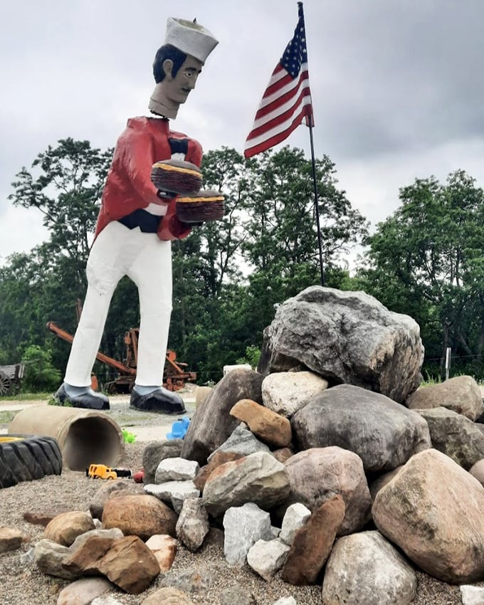 The world's largest bobblehead brings smiles to travelers' faces with its cartoonish proportions and friendly expression.