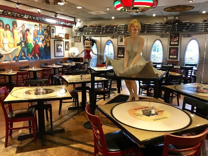 augustino's rock and roll deli and grill 4