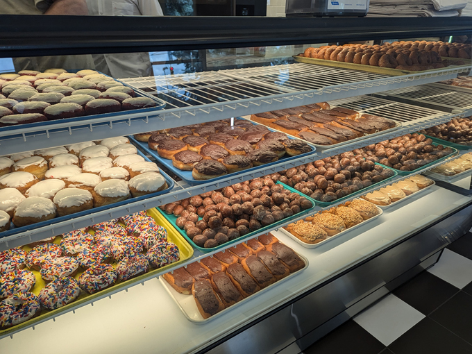 Bill&rsquo;s Donut Shop 3