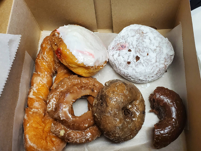 Bill&rsquo;s Donut Shop 4