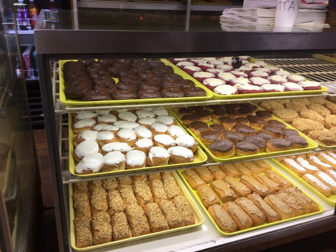 Bill&rsquo;s Donut Shop 9