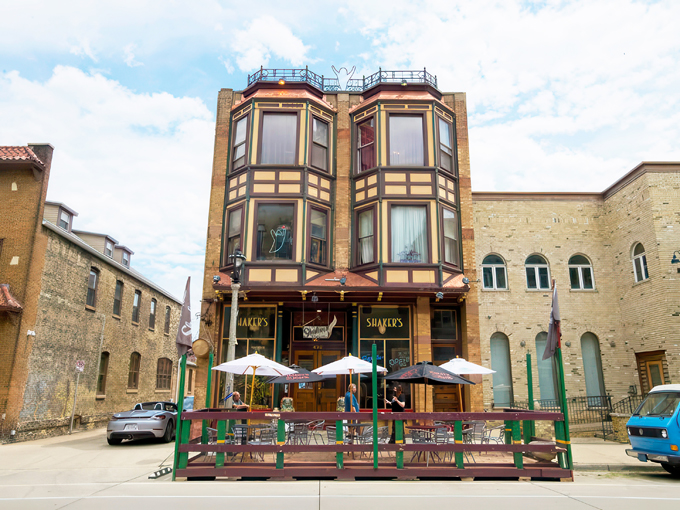 Shaker's Cigar Bar 1