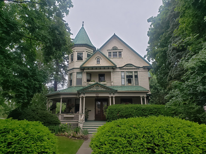 victoria on main bed and breakfast 1