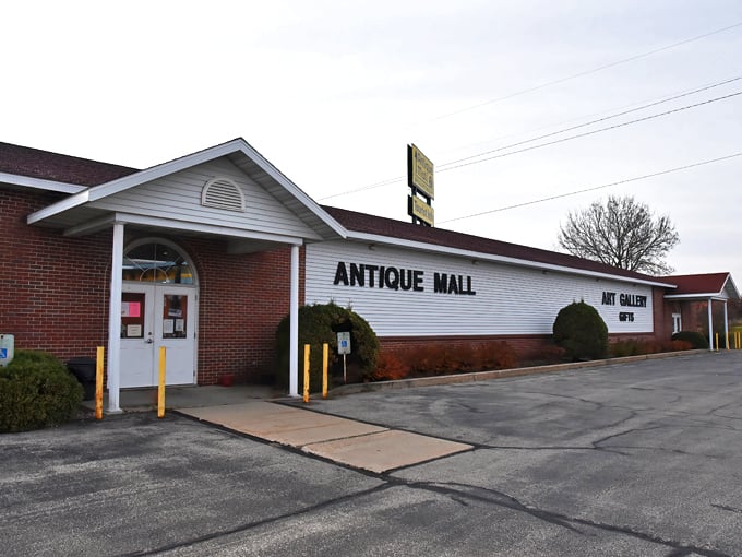 wildes art gallery at antique mall of tomah 1