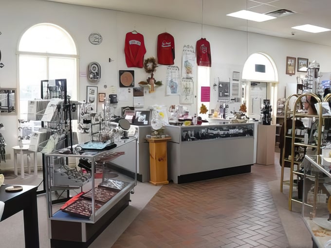 wildes art gallery at antique mall of tomah 2