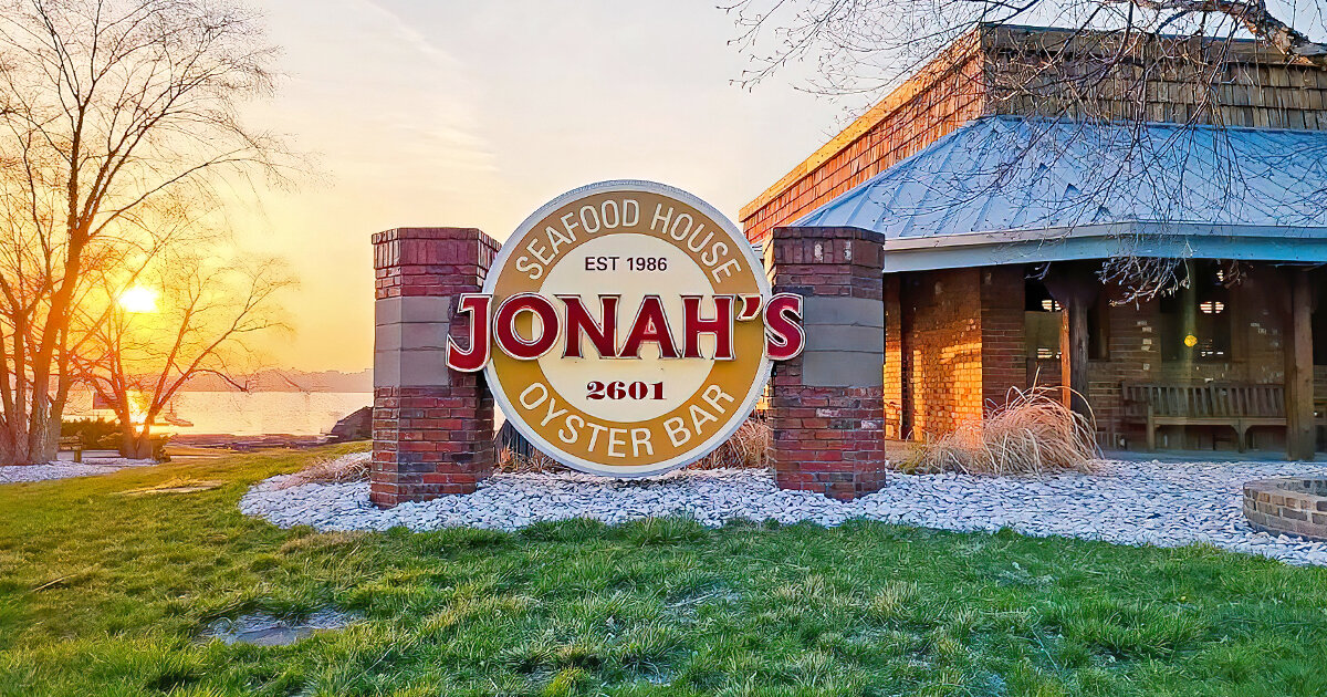 This Charming Waterfront Restaurant In Illinois Offers Fresh Seafood ...