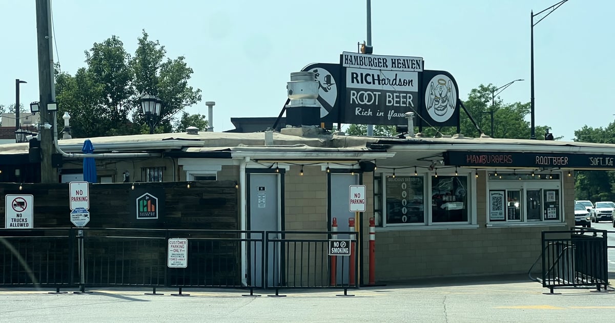This Unassuming Restaurant In Illinois Has Massive Burgers Famous ...
