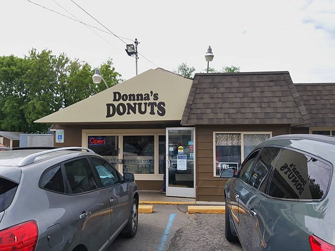 The unassuming exterior of Donna's Donuts hides a world of fried dough treasures within, proving great things come in modest packages.