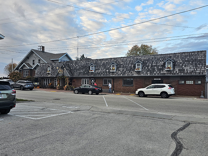 Schwarz's charming exterior beckons meat lovers with its rustic shingled roof and brick facade &ndash; a carnivore's paradise disguised as a country cottage.