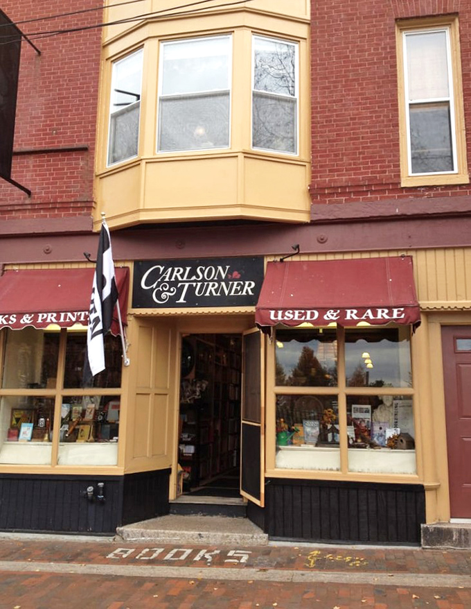 The brick fa&ccedil;ade of Carlson & Turner beckons bibliophiles with its bay windows and vintage charm, promising literary treasures within.