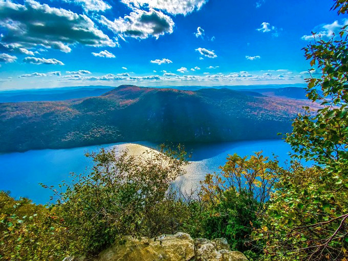 Mount Pisgah Trail welcomes hikers with a promise of adventure, where every step brings you closer to Vermont's most jaw-dropping vista.