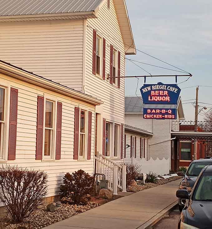 That classic small-town charm hits different when there are legendary ribs waiting inside for you to discover.