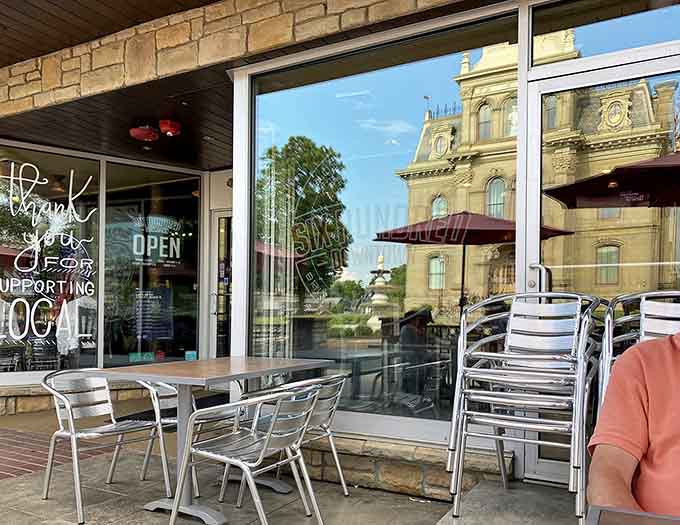 Six Hundred Downtown sits pretty on Main Street, where brick ovens work overtime and garlic knots achieve legendary status daily.