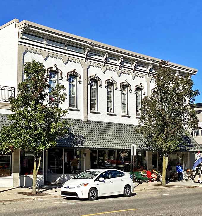 Historic charm meets treasure hunter's paradise at Maple Street Mall's elegant fa&ccedil;ade, where Mason's past and present beautifully collide.